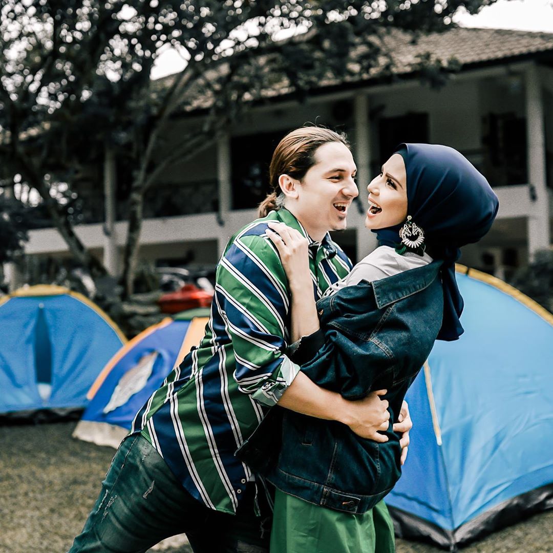 Duduk Rumah Boleh Tidur Peluk Laki Lama-Lama - Che Ta