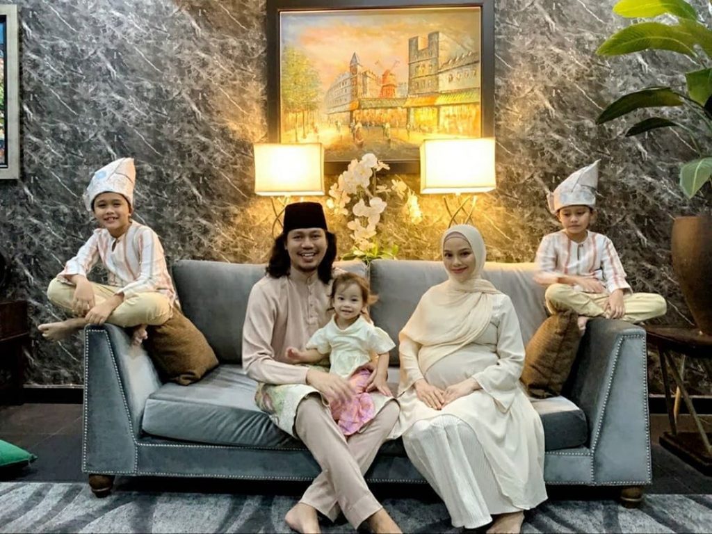 Tahniah! Sari Yanti Dan Jep Sepahtu Selamat Timang Cahaya Mata Lelaki