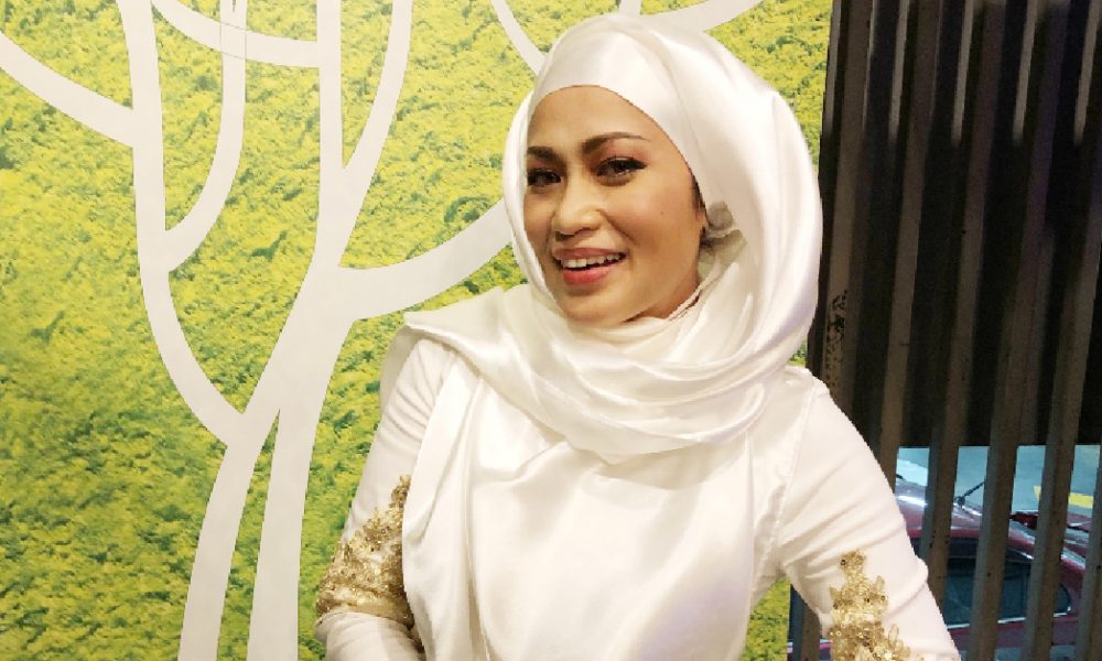 Tampil Dengan Imej Berhijab, Ezlynn Akui Kekok Beraksi Di Pentas Sambil ...