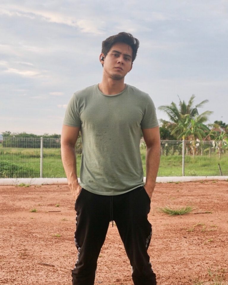 Pakai Seluar Tinggi Paras Pusat, Pelakon Hafiz Roshdi Dipuji Netizen ...