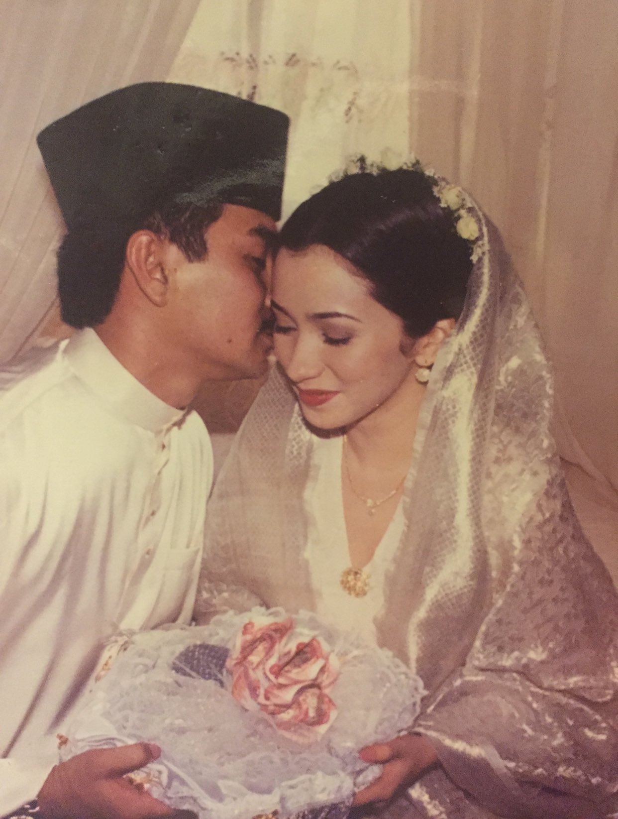 Kongsi Gambar Ulang Tahun Perkahwinan 25 Tahun, Netizen Kagum Sofea ...