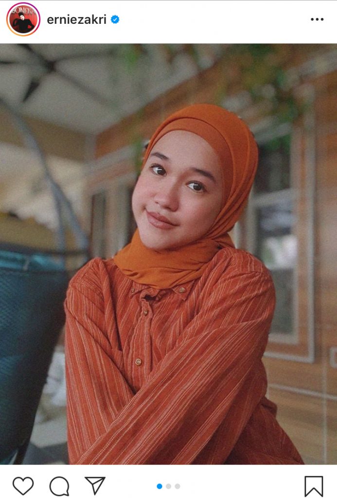 Makin Mahir, Ernie Zakri Dedah Kini Hanya Ambil Masa 5 Minit Sahaja Untuk Gayakan Hijab