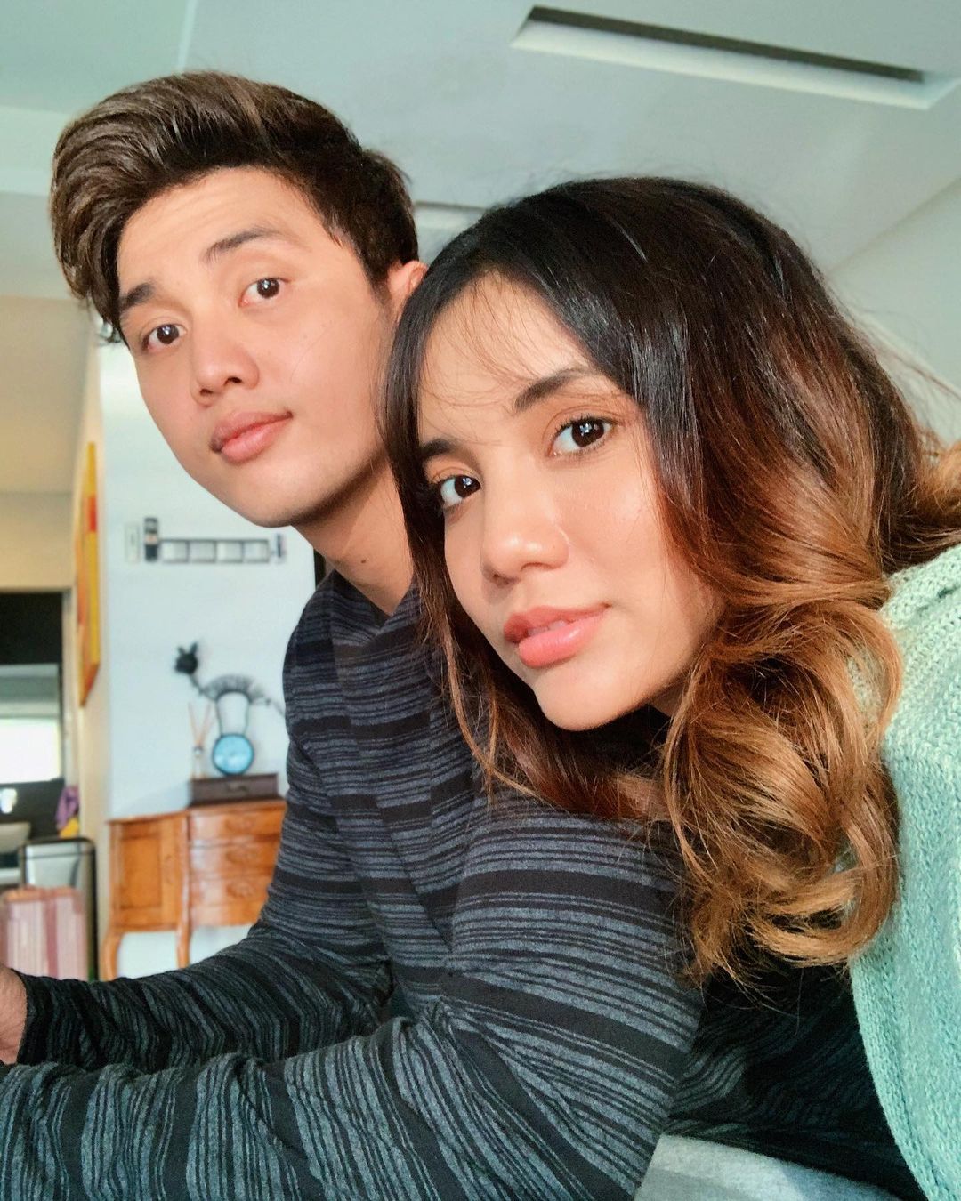 “Ingat Dah Kahwin..” Sering Kongsi Gambar Mesra, Peminat Ingat Adam Lee Dan Qismina Sudah Bernikah