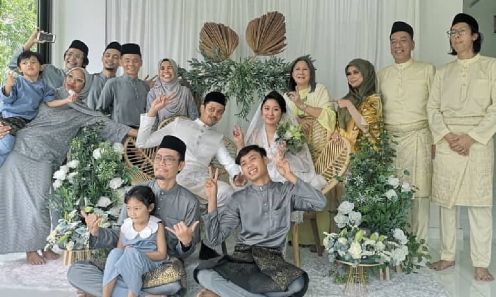 Buat Pelamin Ringkas Depan Rumah, Datuk Ramli MS Terima Menantu Pertama