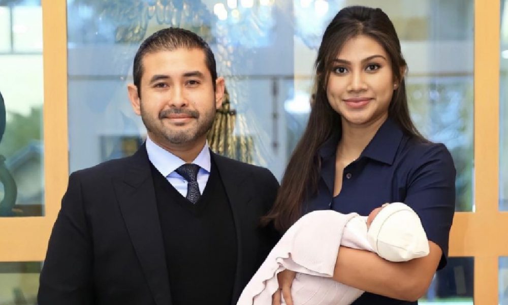 (TAHNIAH) TMJ Dan Che Puan Khaleeda Timang Anak Ke-4, Tunku Zahrah ...