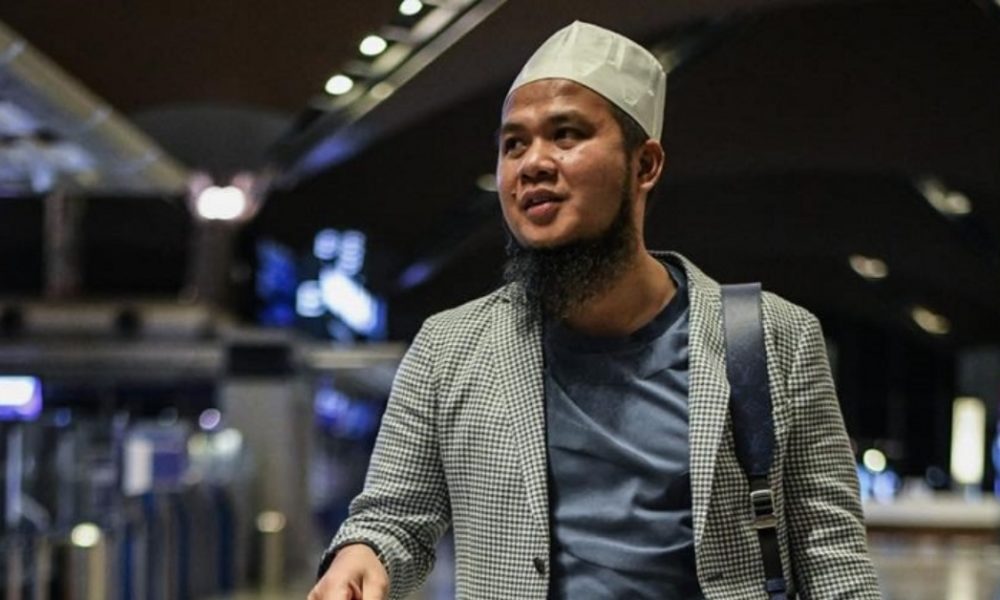 “Kita Cuma Orang Kecil, Bukan Siapa Pun” – Ebit Lew Terima Anugerah ...