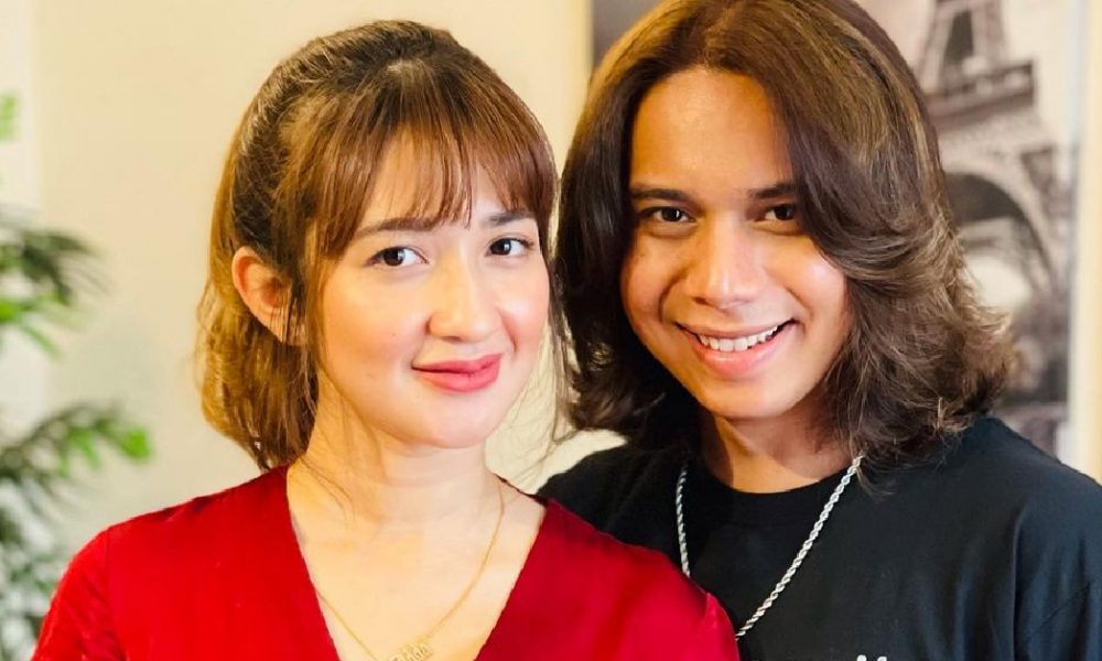 (TAHNIAH) Penyanyi Ewal Bertunang Dengan Adik Rody Kristal