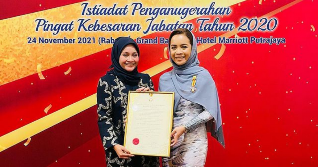 Darling Ngasri Terima Anugerah Pingat Setia Bomba | Beautifulnara ...