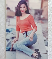 Foto Maria Farida Di Tepi Pantai Dengan Rakan Raih Perhatian Ramai ...