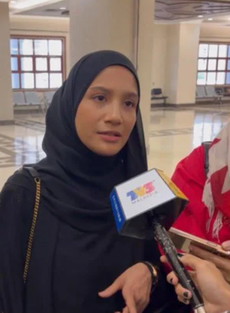 Usai Meditasi Di Mahkamah, Puteri Sarah & Nazatul Nazira Sambung ‘Perang’ Di IG – “Tak Habis ...