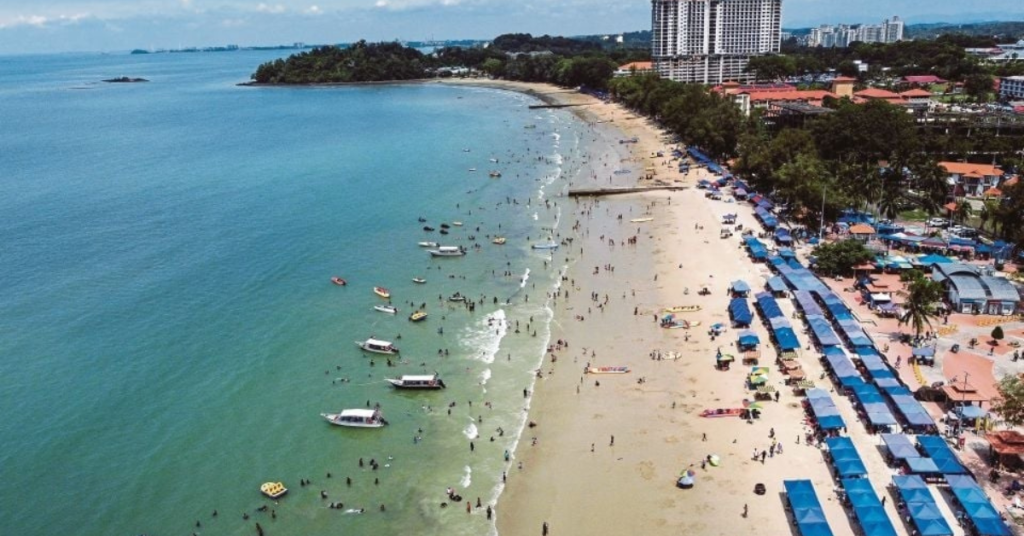 Netizen Tak Setuju Payung Di Pantai Port Dickson Digantikan Dengan Yang ...