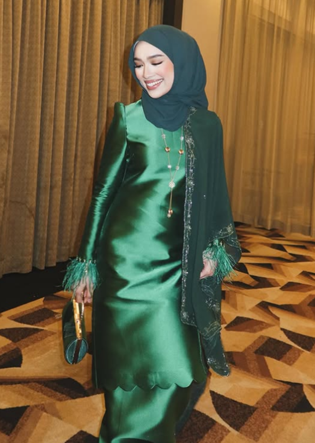 Nampak Sopan & ‘Elegant’, Selendang Bahu Akan Mendominasi Raya ...