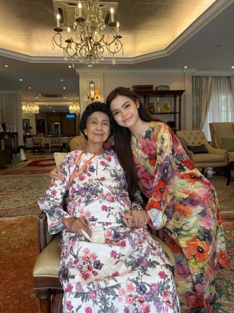 Bella Astillah Terharu, Sebak Dapat Main Alat Muzik Bersama Tun Hasmah – “Kami Berkongsi Cerita ...