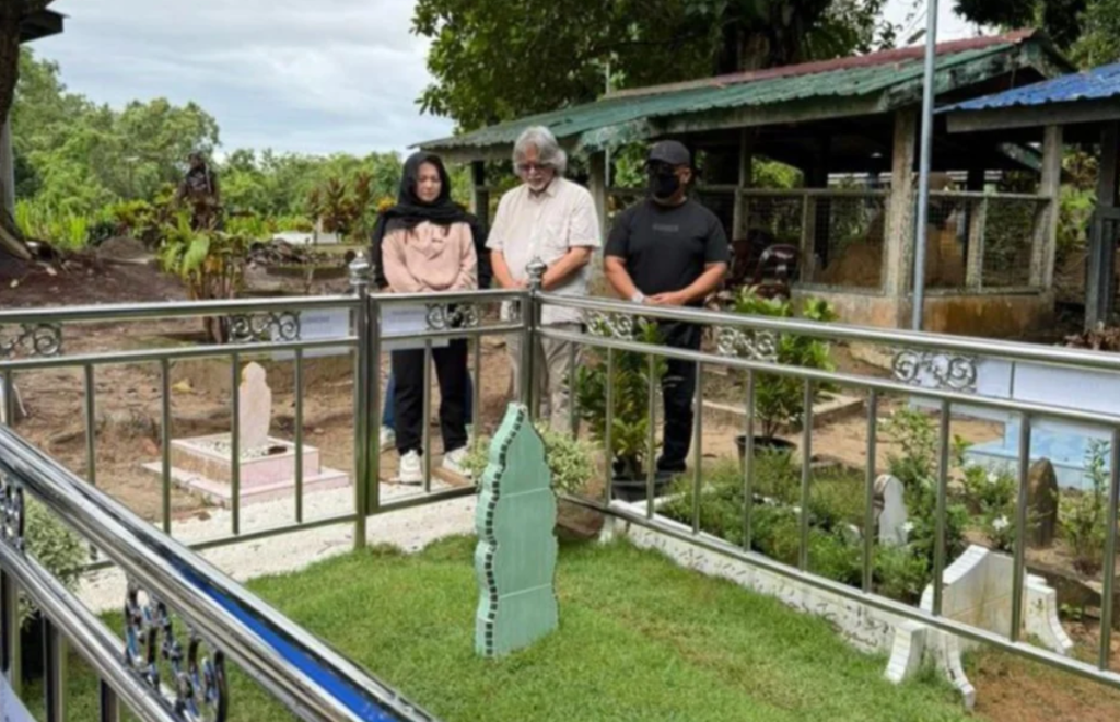 “Saya Ziarah Kubur Arwah Zara, Saya Rasa Mahu Doa & Minta Satu Petunjuk Kebenaran..” – Peguam ...