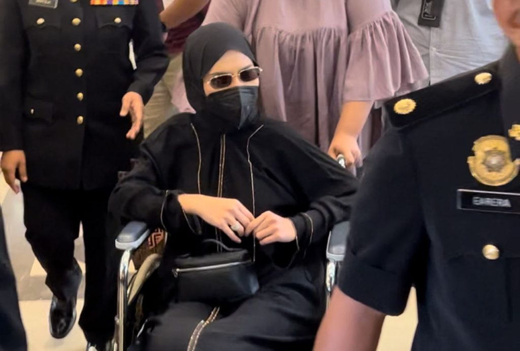 Hadir Ke Mahkamah Naik ‘Wheelchair’, Isteri Ketiga Bekas PTD Didakwa ...